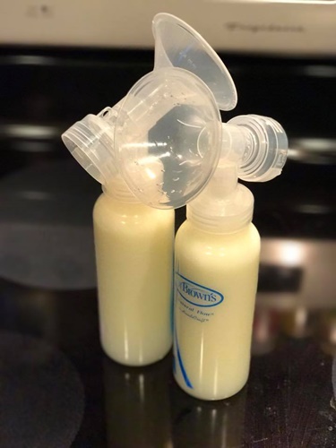 นมแม่ - อาการ hyperlactation คืออะไร ทำไมทำให้คุณแม่คนนี้มีน้ำนมวันละ 2 ...